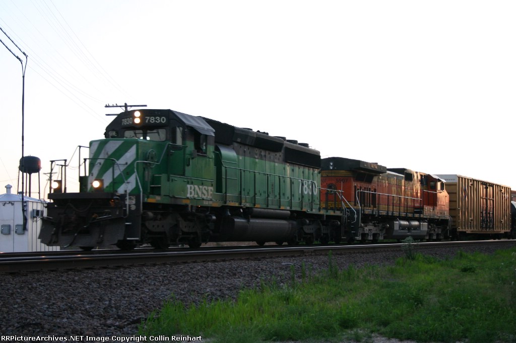 BNSF 7830 & BNSF 5507